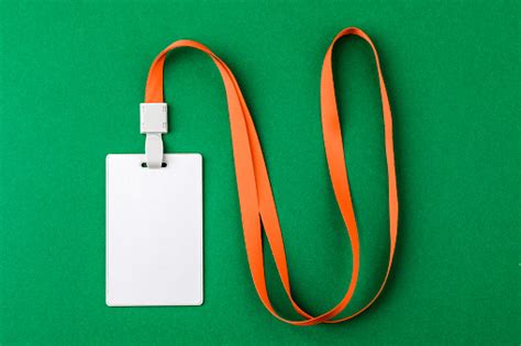 녹색 배경에 빨간색 줄무늬 목이 있는 빈 보안 태그입니다 텍스트 레이아웃을 위한 장소 0명에 대한 스톡 사진 및 기타 이미지 0명 가는 끈 공란 Istock