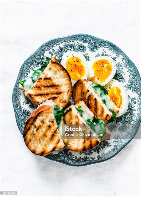 맛 있는 건강 영양 아침 식사뜨거운 시금치와 모 짜 렐 라 샌드위치와 삶은 계란 밝은 배경에 톱 보기 건강한 식생활에 대한 스톡 사진 및 기타 이미지 Istock