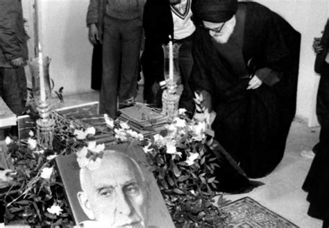 یک عکس یک روایت ۱۴ اسفند ۱۳۵۷ و حضور مردم بر سر مزار دکتر مصدق