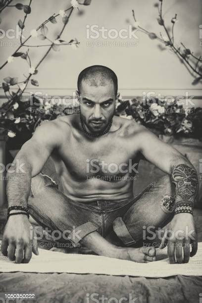 가슴와 문신된 손 회색 아늑한 침대에 앉아 심각한 회교도 남자의 흑백 사진 건강한 생활방식에 대한 스톡 사진 및 기타 이미지 건강한 생활방식 검은색 고독 부정적인