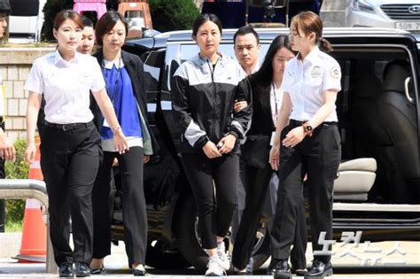 법원 바라보는 정유라 노컷뉴스
