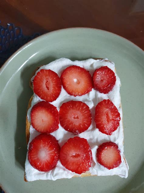 생크림 딸기 토스트