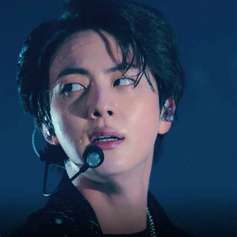 🎉 On Twitter 이 남자 때문에 저 문장을 이해할 수 있게 됨 아름다움은 확신을 준다 물론 고통도 줌 나 숨막혀