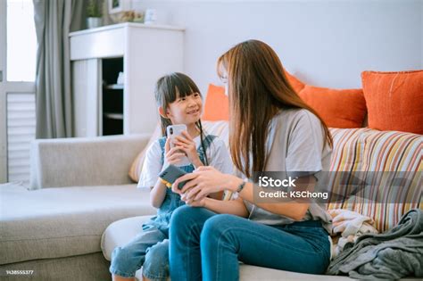 집에서 셀카와 영상 통화를 하는 아시아 중국인 어머니와 딸 2명에 대한 스톡 사진 및 기타 이미지 2명 30 34세 8