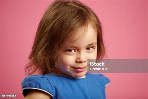 분홍색 고립 된 배경에 귀여운 모습 클로즈업 초상화와 수줍은 어린 소녀 4 5세에 대한 스톡 사진 및 기타 이미지 4 5세 귀여운 러시아 Istock