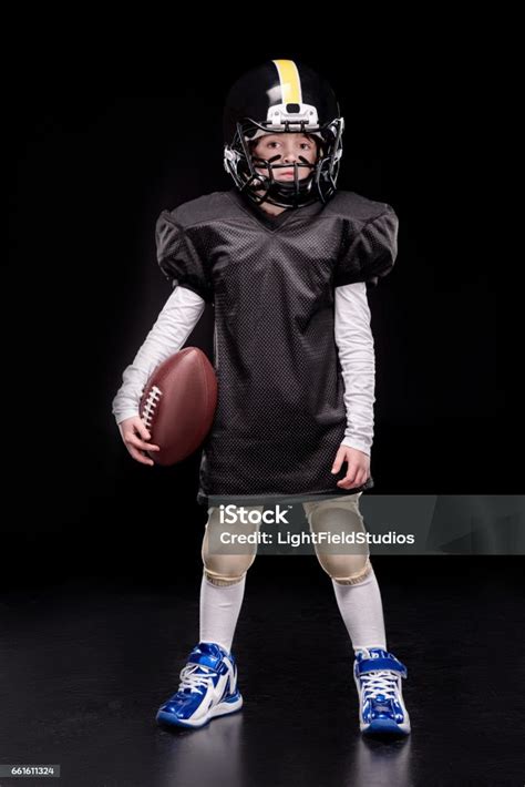 유니폼을 들고 공을 작은 소년 미식 축구 선수의 전체 길이보기 소년에 대한 스톡 사진 및 기타 이미지 소년 검정색 배경 공 스포츠 장비 Istock