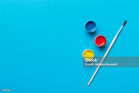 페인트와 브러쉬가 있는 아트 팔레트를 닫습니다 빈 공간이 있는 상단 뷰입니다 창의성을 위한 직장 가정 교육 컨셉 드로잉 0명에 대한 스톡 사진 및 기타 이미지 Istock