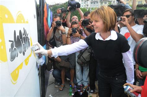 Като министър на образованието младежта и науката Йорданка Фандъкова изрисува стилизираното