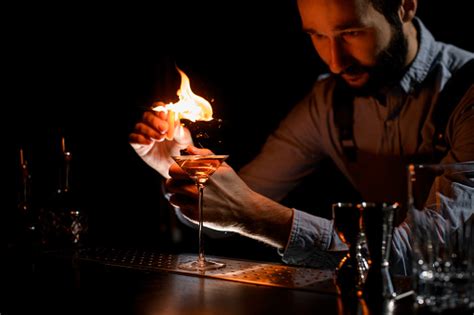 마티니 유리에 황금 알코올 음료에 오라지 제스트 주스와 라이터에 살포 전문 바텐더 각얼음에 대한 스톡 사진 및 기타 이미지 각얼음 갈색 강철 Istock