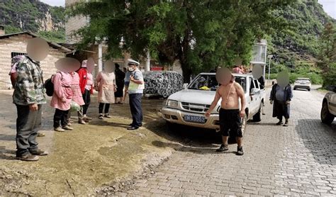 【案例曝光】皮卡车变“客”车，交警依法查处违规车厢人员