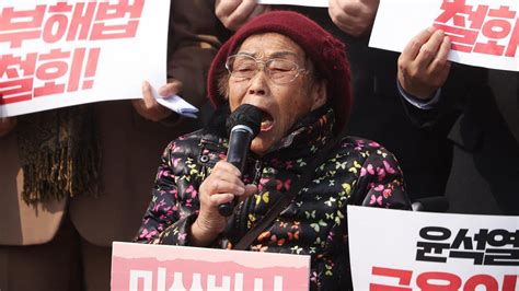 日本犯罪韩国赔钱95岁老妇痛骂韩总统他还算是韩国人吗 凤凰网视频 凤凰网