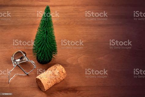 샴페인 코르크와 어두운 소박한 나무와 배경에 복사 공간 새 해 디자인 서식 파일 Closeure 장난감 크리스마스 트리 사진 코르크 음료용품에 대한 스톡 사진 및 기타