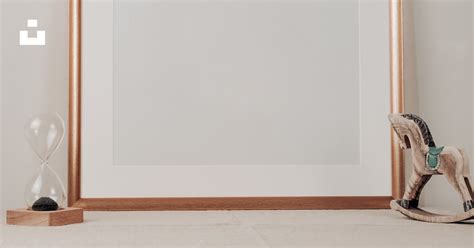 흰 벽에 갈색 나무 프레임 사진 Unsplash의 무료 프레임 이미지
