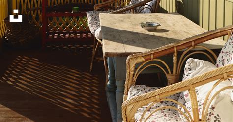 아늑하고 햇살이 잘 드는 파티오에는 매력적인 인테리어와 고리 버들 세공 가구가 있습니다 사진 Unsplash의 무료 집 이미지