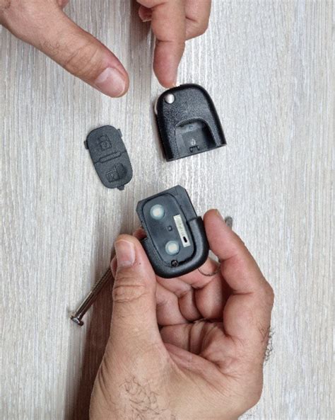 مراحل باز کردن ریموت و تعویض باطری ماشین اچ سی کراس روزگار