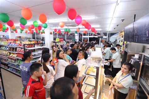 หนุ่มลาวรีวิว เซเว่นสาขาแรก คนแน่นมาก แนะพกเงินสดมาด้วย เพราะไม่รับโอน