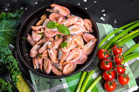 금속 접시에 큰 새우를 삶은 허브와 프라이팬 천과 나무 보드검은 고립 된 배경에 야채 미식가에 대한 스톡 사진 및 기타 이미지