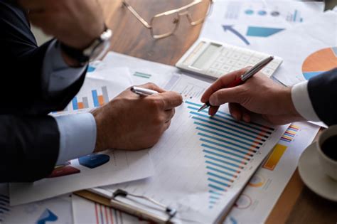 비즈니스 회계 개념 사무실에서 컴퓨터 노트북 예산 및 대출 종이와 계산기를 사용 하 여 비즈니스 사람 3 명에 대한 스톡 사진