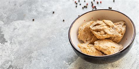 생 대두 고기 조각은 텍스트 음식 배경 소박한 이미지 채식주의 자 또는 채식 음식을위한 간식 건강한 식사 최고 보기 복사 공간을 요리 할 준비가되어 있습니다 건강한 생활