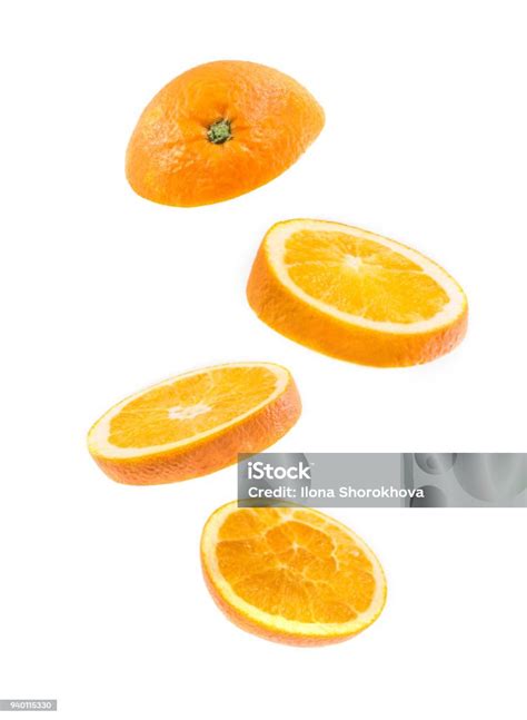 슬라이스 오렌지에 고립 된 흰색 배경 비행 흰색 배경에 고립 된 조각에 오렌지를 잘라 경 솔 과일 공중에에서 떠 있는입니다 가벼운에 대한 스톡 사진 및 기타 이미지 Istock