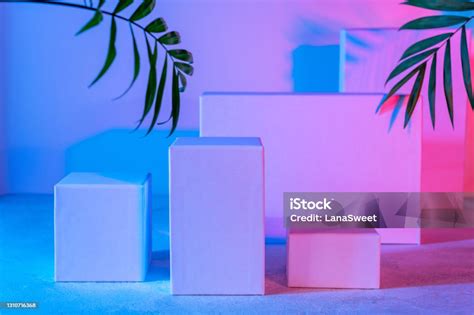 네온 라이트의 기하학적 형태가 있는 장면입니다 기하학적 연단 받침대 빈 스탠드 화장품에 대한 배경 쇼케이스 제품 프리젠 테이션 광고 개념 개념에 대한 스톡 사진 및 기타