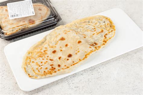 Лепешка с творогом и зеленью с бесплатной доставкой на дом из «ВкусВилл ...