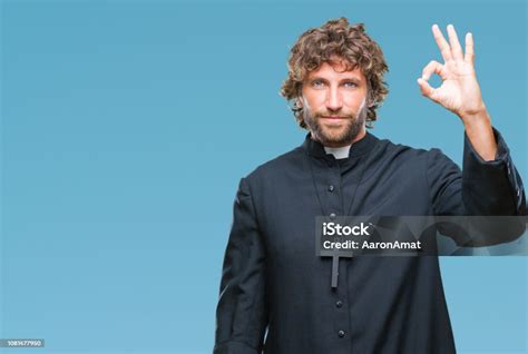 격리 된 배경 손과 손가락으로 Ok 사인을 하 고 긍정적인 미소에 잘생긴 스페인 카톨릭 신부 남자 성공적인 식입니다 교회에 대한 스톡 사진 및 기타 이미지 Istock