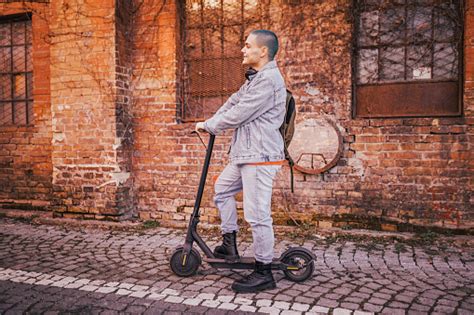 그의 전자 스쿠터를 타는 젊은이 기술 이동성의 생태 개념 거리에 대한 스톡 사진 및 기타 이미지 거리 건강한 생활방식 관광객 Istock