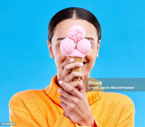 아이스크림 스낵 디저트 과자를 위해 스튜디오에서 여자와 함께 덮고 숨습니다 다이어트 여름 정크 푸드와 여성과 냉동 젤라토가 설탕 영양 및 모형을 위해 파란색 배경에 분리되어