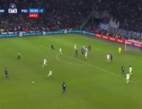 دقیقه ۹۵ بازی مقابل مارسی هست و بازیکنای پی اس جی منتظر سانتر مسی هستند ، همچنین مسی طرفداری