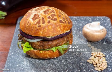 건강한 비건 또는 채식 패스트 푸드 야채와 신선한 만든 식물 기반 햄버거 0명에 대한 스톡 사진 및 기타 이미지 0명 가지 채소 건강한 식생활 Istock