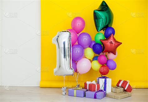 不同颜色的气球和节日礼物