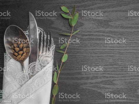 전통적인 크리스마스 테이블 장소 설정입니다 새해 저녁 식사를위한 축제 장소 설정 흰색 냅킨과 빈티지 나무 배경에 아름다운 칼 콘 분기 맨 위 보기 0명에 대한 스톡 사진 및