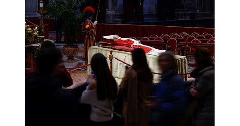 Десетки хиляди се поклониха пред тялото на папа Бенедикт Xvi