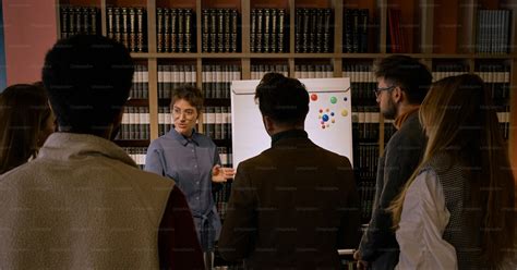 화이트보드 주위에 서 있는 한 무리의 사람들 사진 Unsplash의 커뮤니티 이미지