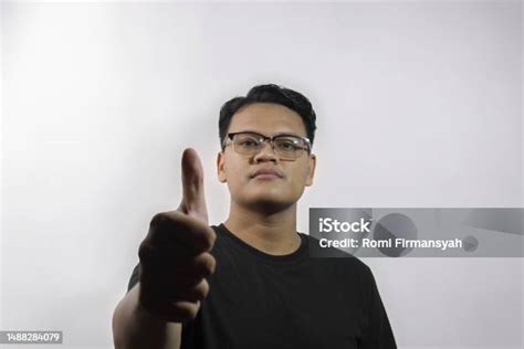 카메라에 미소 짓는 표정을 짓고 하얀 배경에 엄지손가락을 치켜세우는 잘생긴 똑똑한 젊은 아시아 남자 20 24세에 대한 스톡 사진 및 기타 이미지 Istock