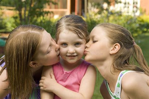 Un Baiser De Deux Filles Mignonnes Image Stock Image Du Lifestyle