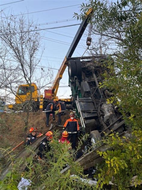 청주서 음식쓰레기 수거차 도로 이탈 추락운전자 심정지 파이낸셜뉴스