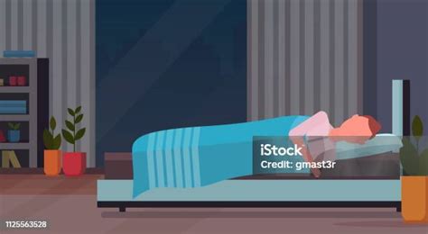 퀼트 피로 덮여 사람이 침대에서 자 고 밤 어두운 침실 현대 아파트 인테리어 남성 만화 캐릭터 평면 가로 전체 길이에 잠을 사람 가구에 대한 스톡 벡터 아트 및 기타 이미지