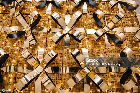 배경에 화환과 선물이 있는 크리스마스 트리 금색 활과 크리스마스 선물입니다 놀라움이 담긴 많은 상자 2024년 새해 복 많이 받으시고 결혼하세요 크리스마스 휴가 축제 빛나는