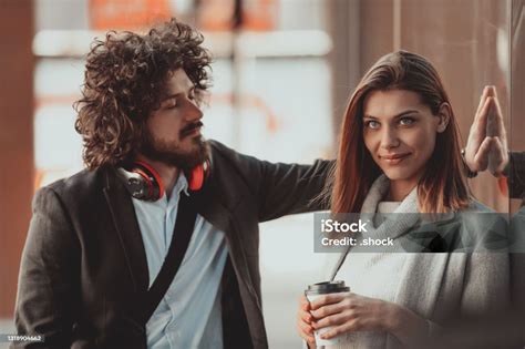 커피를 마시는 두 명의 진지한 사업가 공식 셔츠를 입은 남자와 중년 여성이 밖에 서 있다 커피 브레이크 컨셉 개념에 대한 스톡
