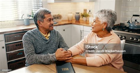 시니어 부부 가정에서 성경 공부와 종교에 대한 이야기 은퇴 후 예배와 함께 손을 잡고 믿음 연로한 남녀와 평화를 위한 지지자 가정에서 감사하는 마음으로 책을 읽고 하나님을