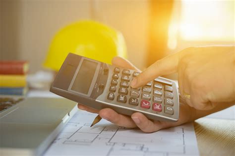 건물 계획 및 도시 계획의 배경으로 가득 노트북 및 청사진 작업 건축가 남자 계산기에 의해 건축 계획에 작업 뒤에서 앉아 건축가 가까운에 대한 스톡 사진 및 기타 이미지