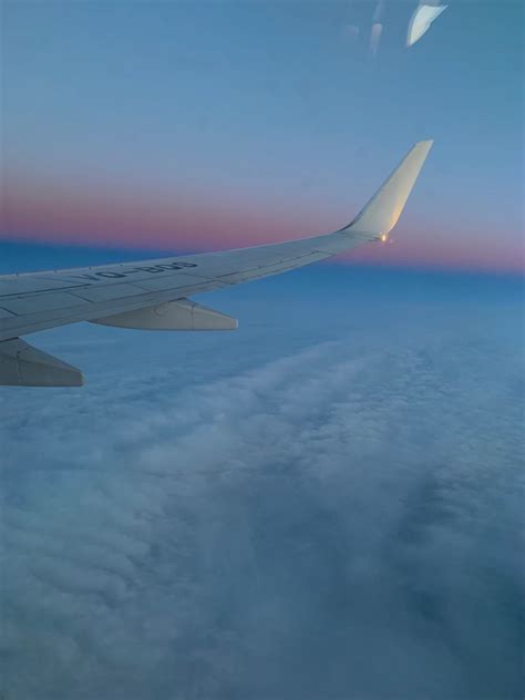 Фото из иллюминатора самолёта закат рассвет облака над небом эстетика полёта путешествие крыло