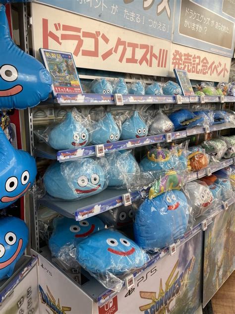 あの日、勇者たちがゲーム店に押し寄せた！hd 2d版『ドラクエ3』発売を前に、ビックカメラが“懐かしの大行列写真”で店内を装飾 インサイド