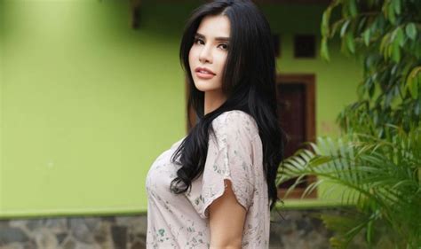Pertama Kalinya Maria Vania Pamer Pakai Daster Cantiknya Natural Banget