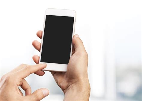 스마트 폰을 사용하는 사람 손 프리미엄 사진