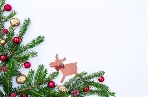 기치 흰색 배경에 크리스마스 트리와 빨간 장난감이있는 크리스마스 배경 해피 크리스마스 카드 겨울 휴가 테마 새해 복 많이 받으세요 텍스트를위한 공간 0명에 대한 스톡 사진