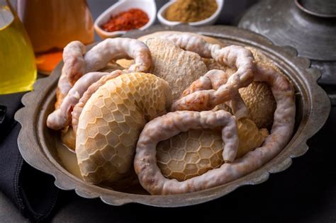 전통적인 중동 음식 박제 찌꺼기 박제 삼겹살 속이 꽉 찬 뭄바 터키어 이름 카린 뭄바르 돌마시 프리미엄 사진