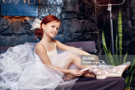 흰 공 가운과 신발 아름 다운 빨간 머리 소녀 젊은 연극 배우입니다 작은 프리마 발레 젊은 발레리 나 소녀 발레 성능을 위해 준비 하 Theatrical